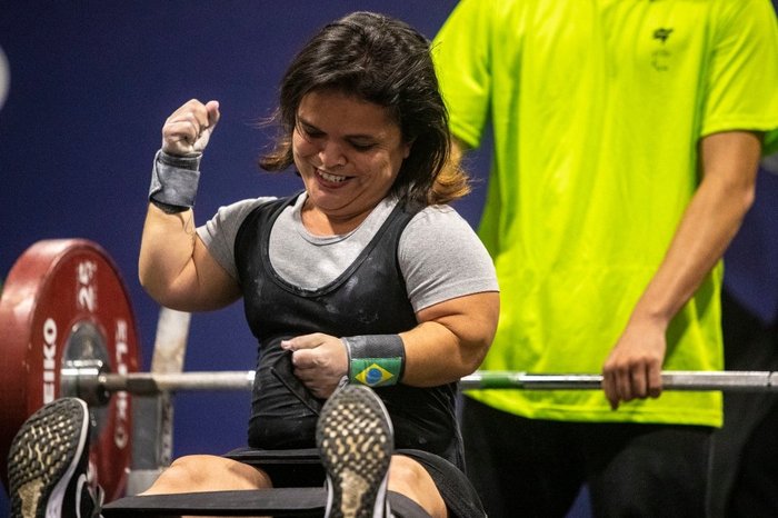 Mineira quebra recorde brasileiro de levantamento de peso para atletas ...