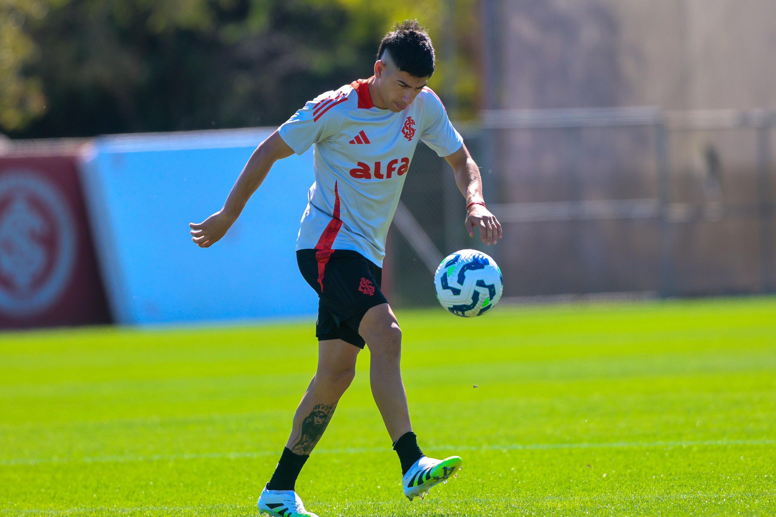 O meio-campista do Inter que deve virar "reforço" de Ramón Díaz na reta ...