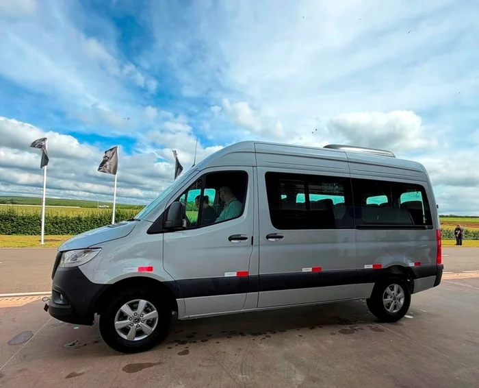 Sprinter, transmissão automática amplia a versatilidade da van Mercedes ...