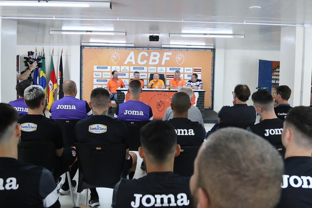 Em tom de cobrança por títulos e com novo treinador, grupo da ACBF se ...