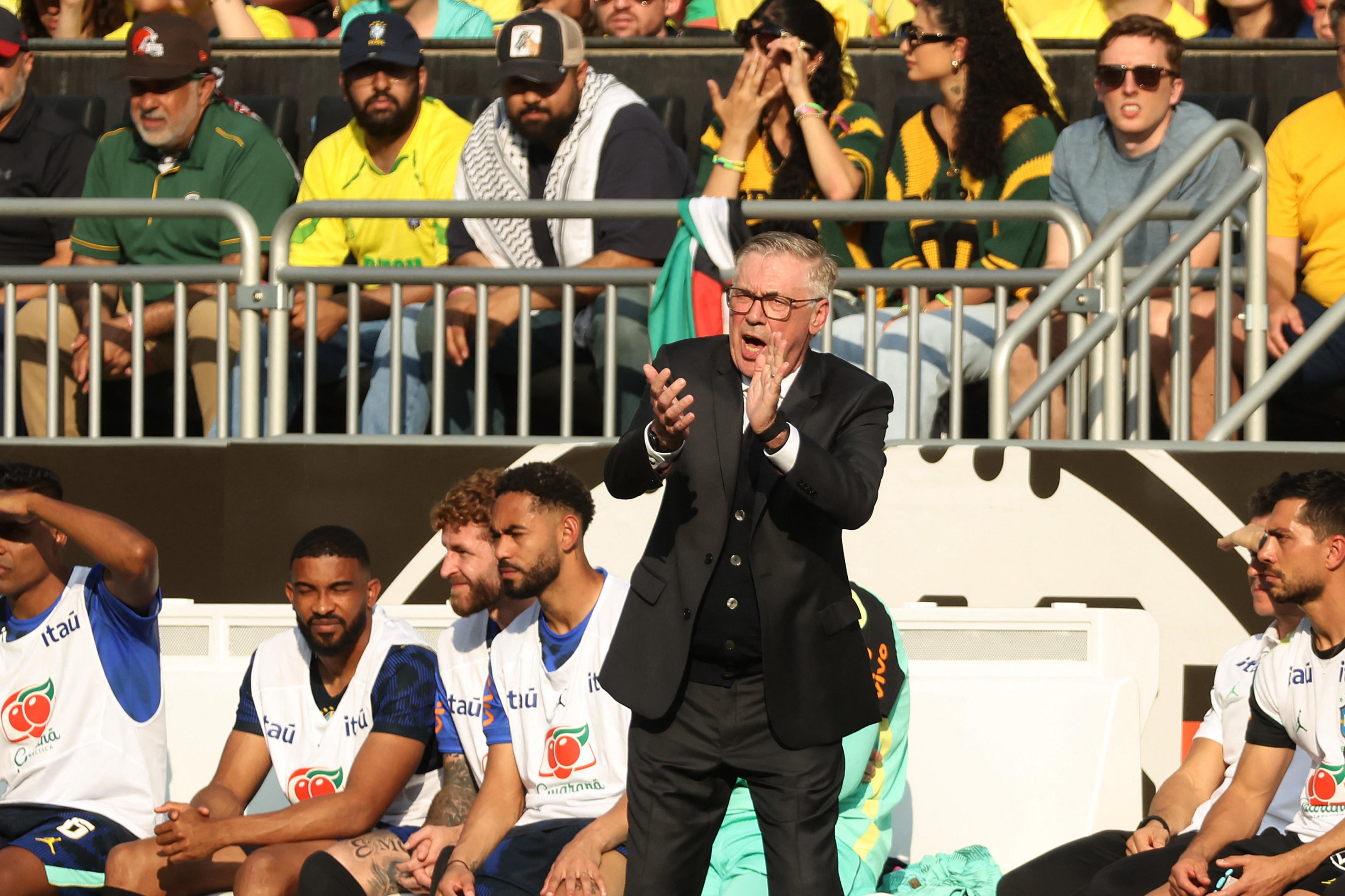 Como ficará a lateral direita da Seleção na Copa após o corte de Wesley ...