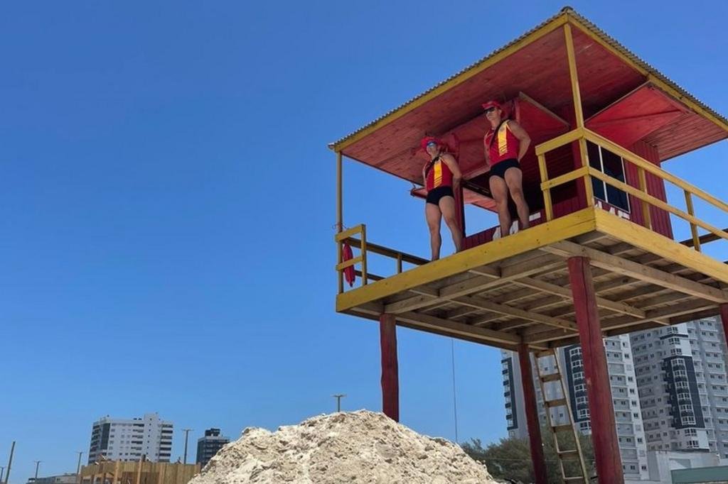 Seis pessoas são resgatadas no mar no primeiro dia de atuação dos ...