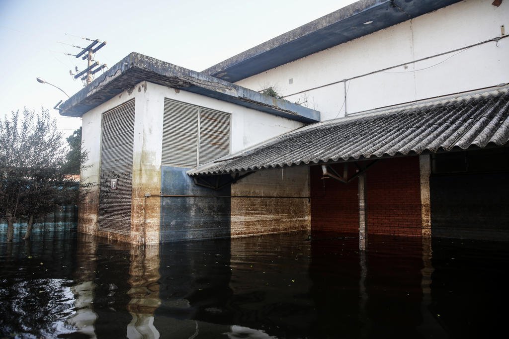 Dmae instala bombas da Sabesp para secar área pouco habitada no bairro ...