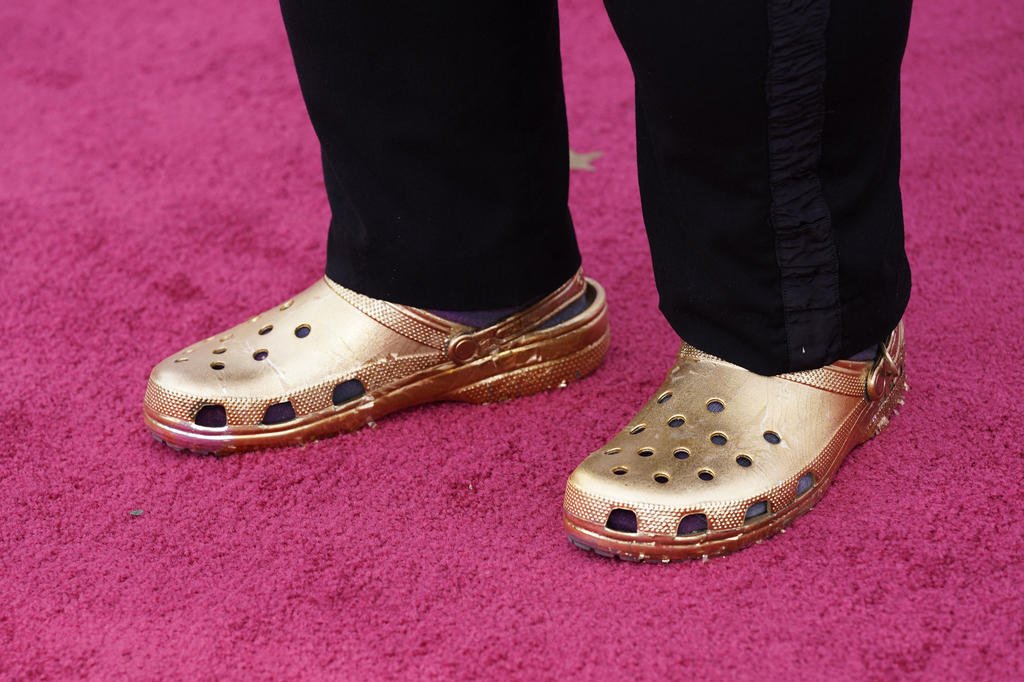 Oscar 2021: diretor musical chama atenção ao apostar em crocs dourado ...