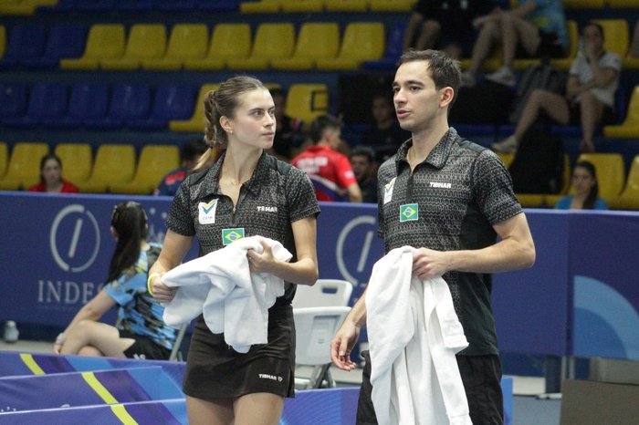 Hugo Calderano e Bruna Takahashi vencem dois jogos no mesmo dia e vão ...