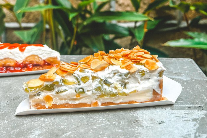 Com morango, uva e até goiabada, conheça a loja especializada em ...