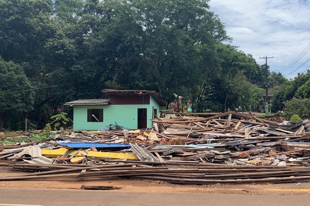 Barra do Rio Azul busca recuperação um mês depois de enchente histórica ...