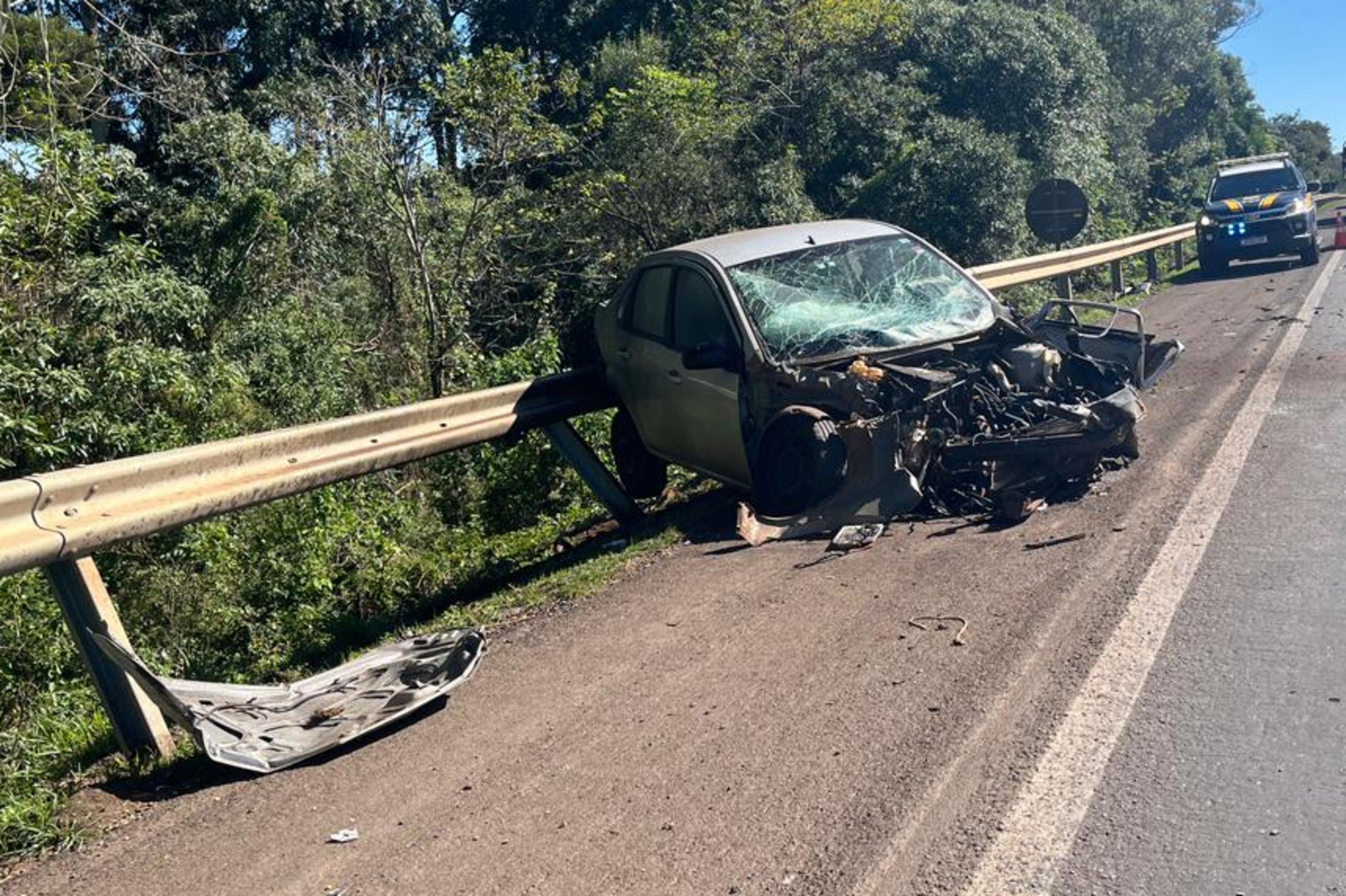 Homem fica preso às ferragens após bater em dois caminhões na BR-285 ...