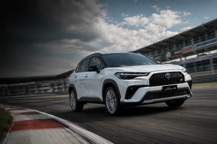 Corolla Cross 2027 tem atualizações pontuais no visual e no interior | GZH