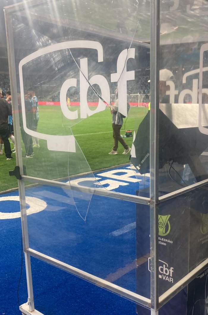 Centroavante do Flamengo quebra a cabine do VAR na Arena do Grêmio | GZH