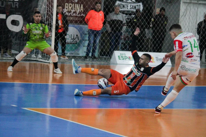 VÍDEO: Gauchão de futsal tem lance de fair play após goleiro sofrer ...