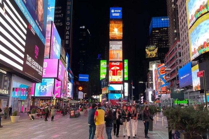 Telão da Times Square, celebrado por famosos brasileiros como conquista ...