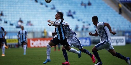 José Augusto Barros: a zaga se atrapalhou, mas o ataque resolveu | DG