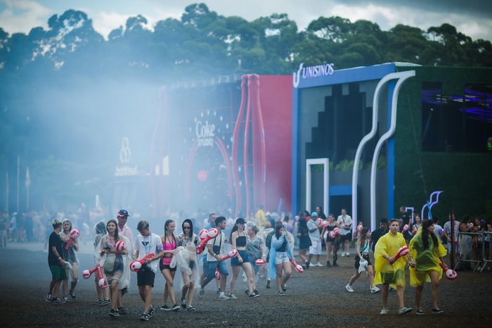Show surpresa, foto 3D, pebolim humano, roda-gigante e cerveja inflável ...