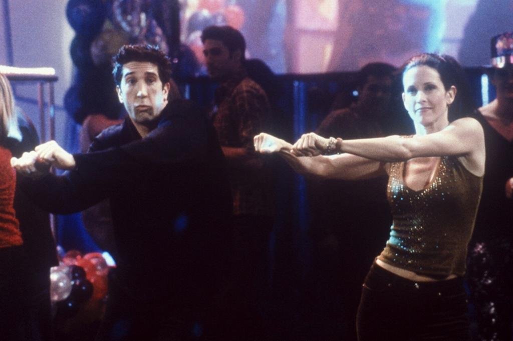 Courteney Cox e Ed Sheeran recriam cena de dança icônica de Ross e ...