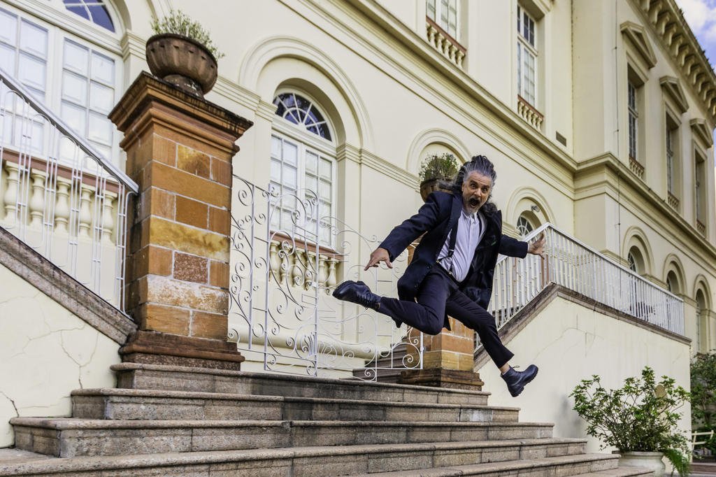 Hique Gomez participa de bate-papo e autografa obra na Feira do Livro ...