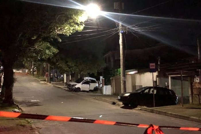 Dois jovens morrem após carro bater em muro na zona leste de Porto ...
