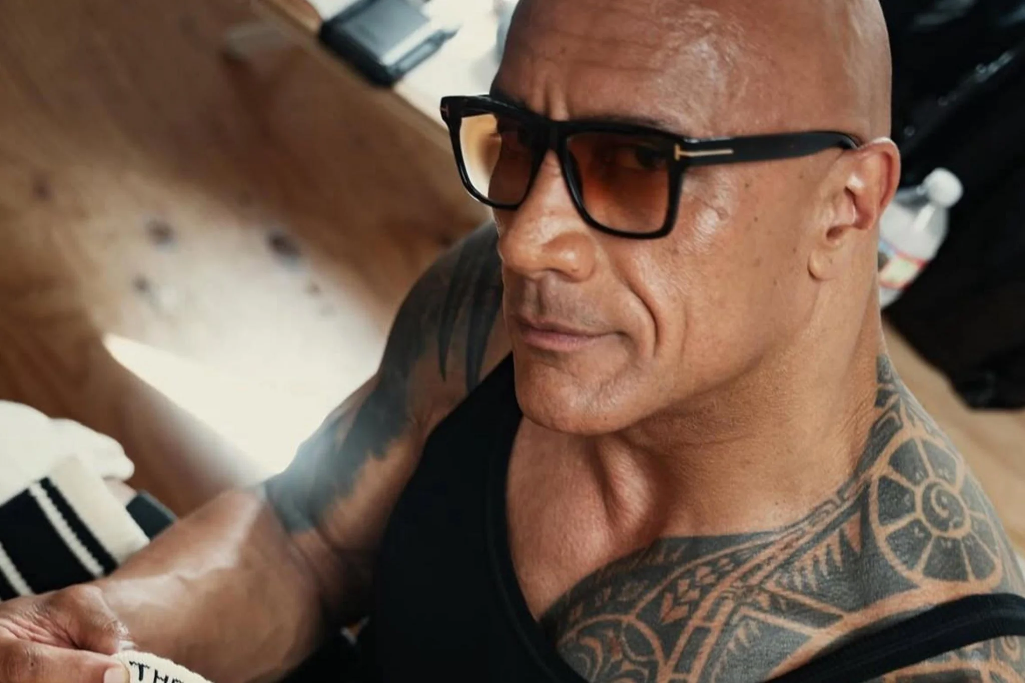 Suspeito de fingir ser o ator The Rock nas redes sociais para aplicar ...