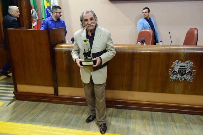 Vereadores concedem Prêmio Caxias do Sul ao violonista Lucio Yanel ...