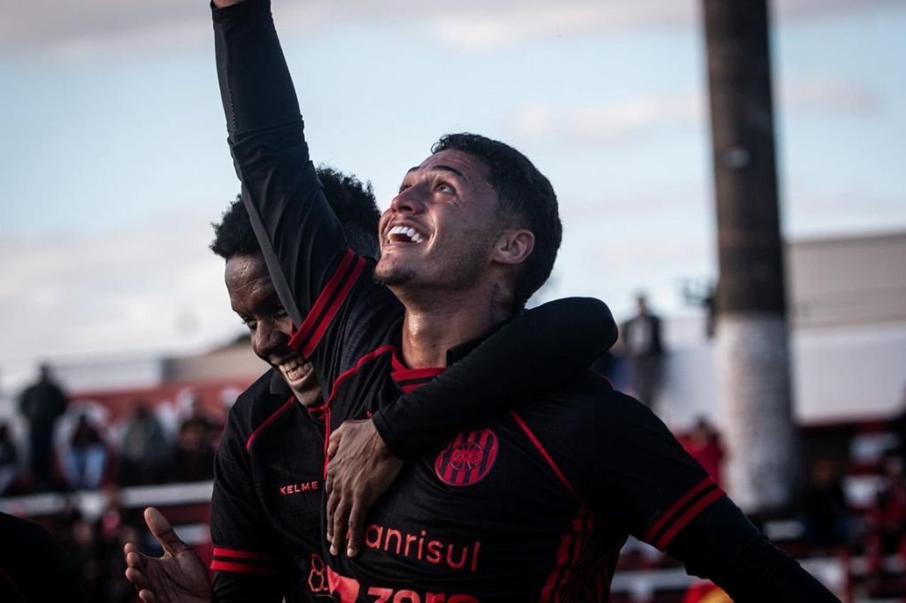 Em Bagé, Brasil de Pelotas vence clássico contra o Farroupilha e assume ...
