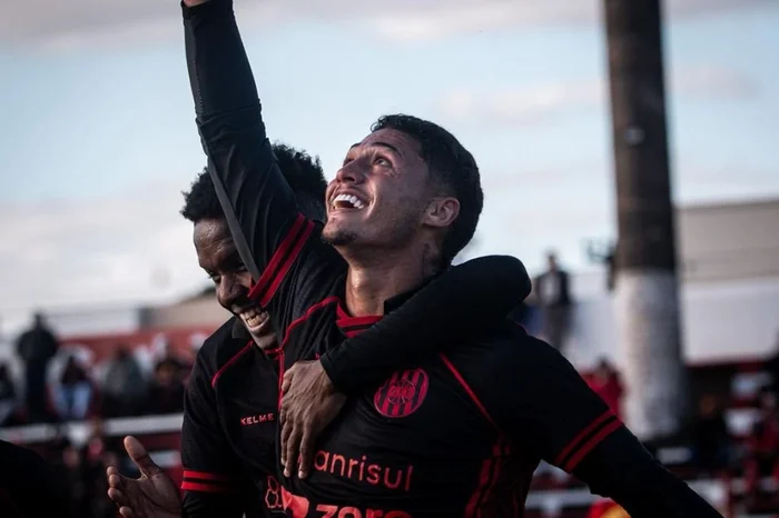 Em Bagé, Brasil de Pelotas vence clássico contra o Farroupilha e assume ...