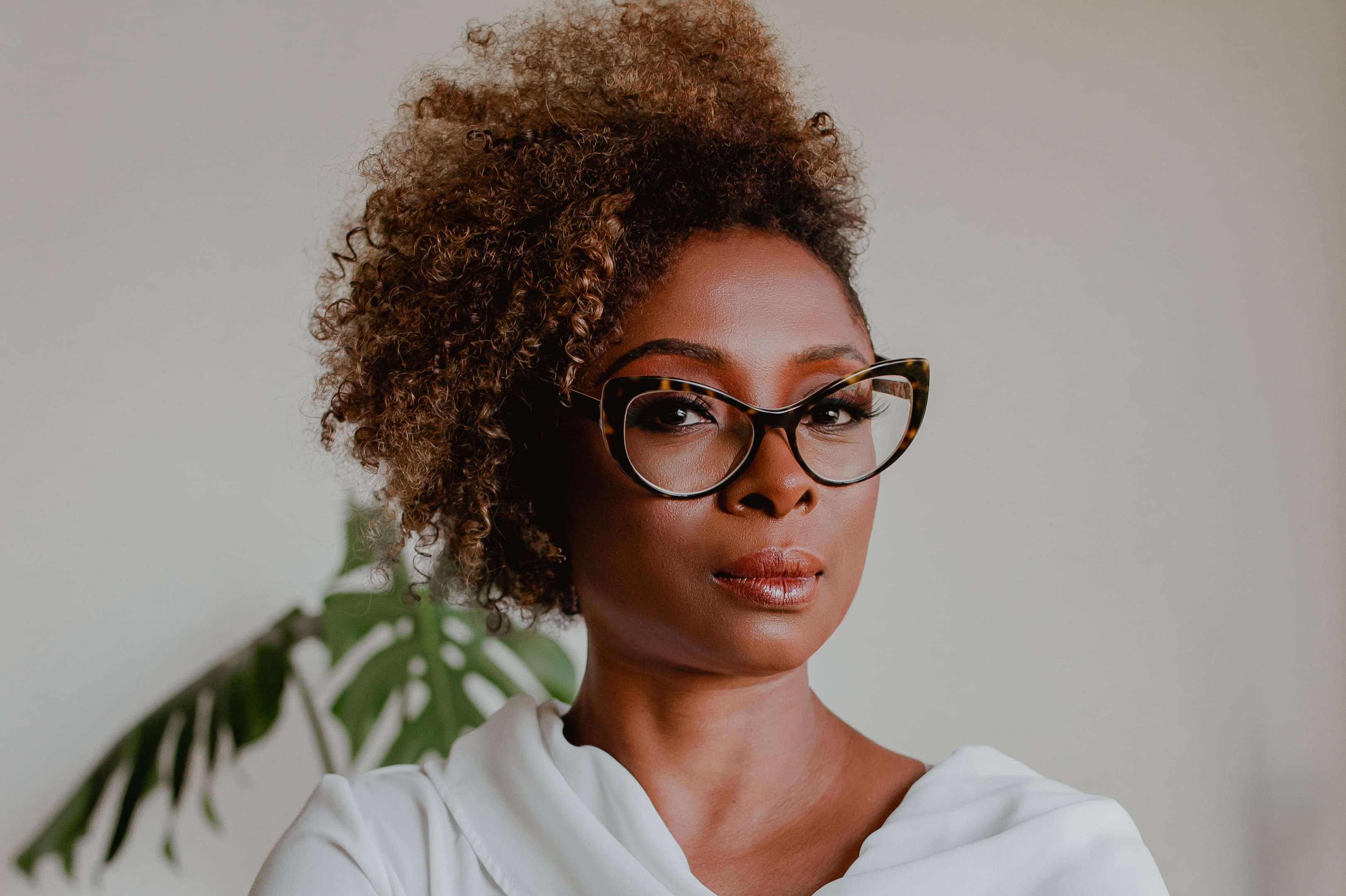 "A literatura modifica o presente e também o passado" diz Eliane Marques, que estará sábado na ...