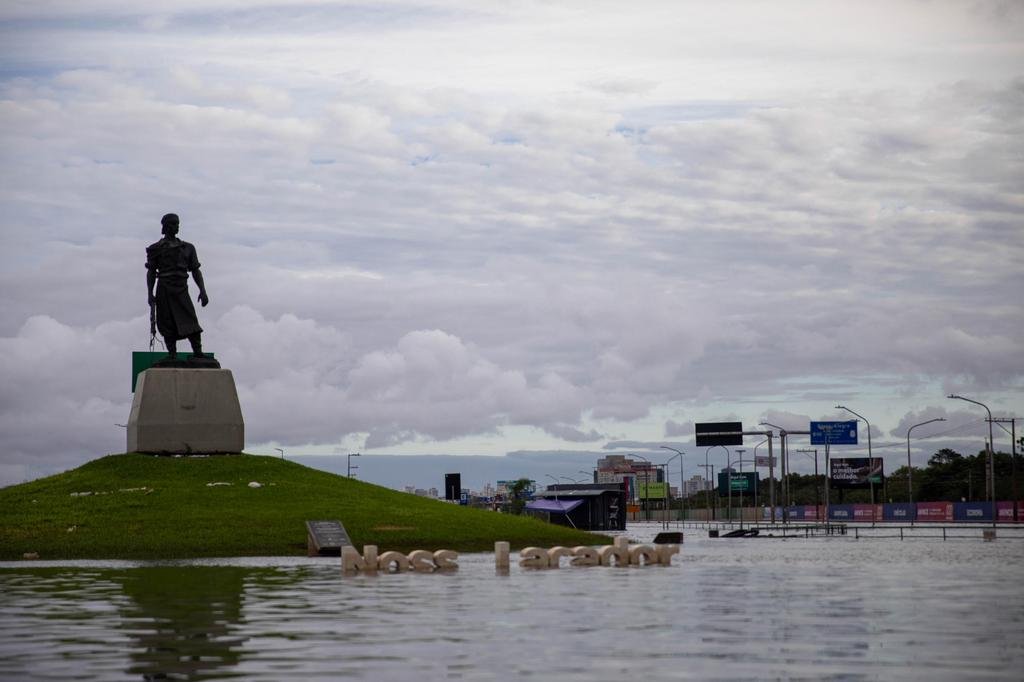 Laçador, símbolo de Porto Alegre, está circundado pelas águas da cheia ...