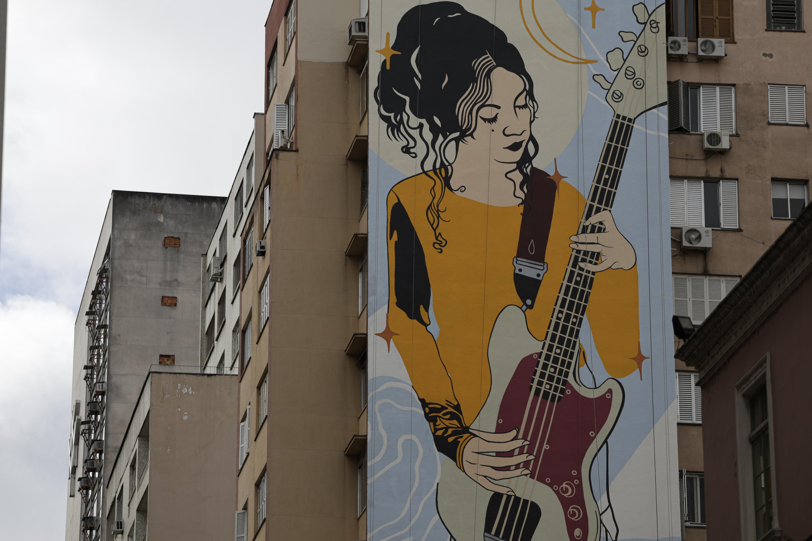 "A arte pode te atravessar no meio do cotidiano": veja obras em prédios ...