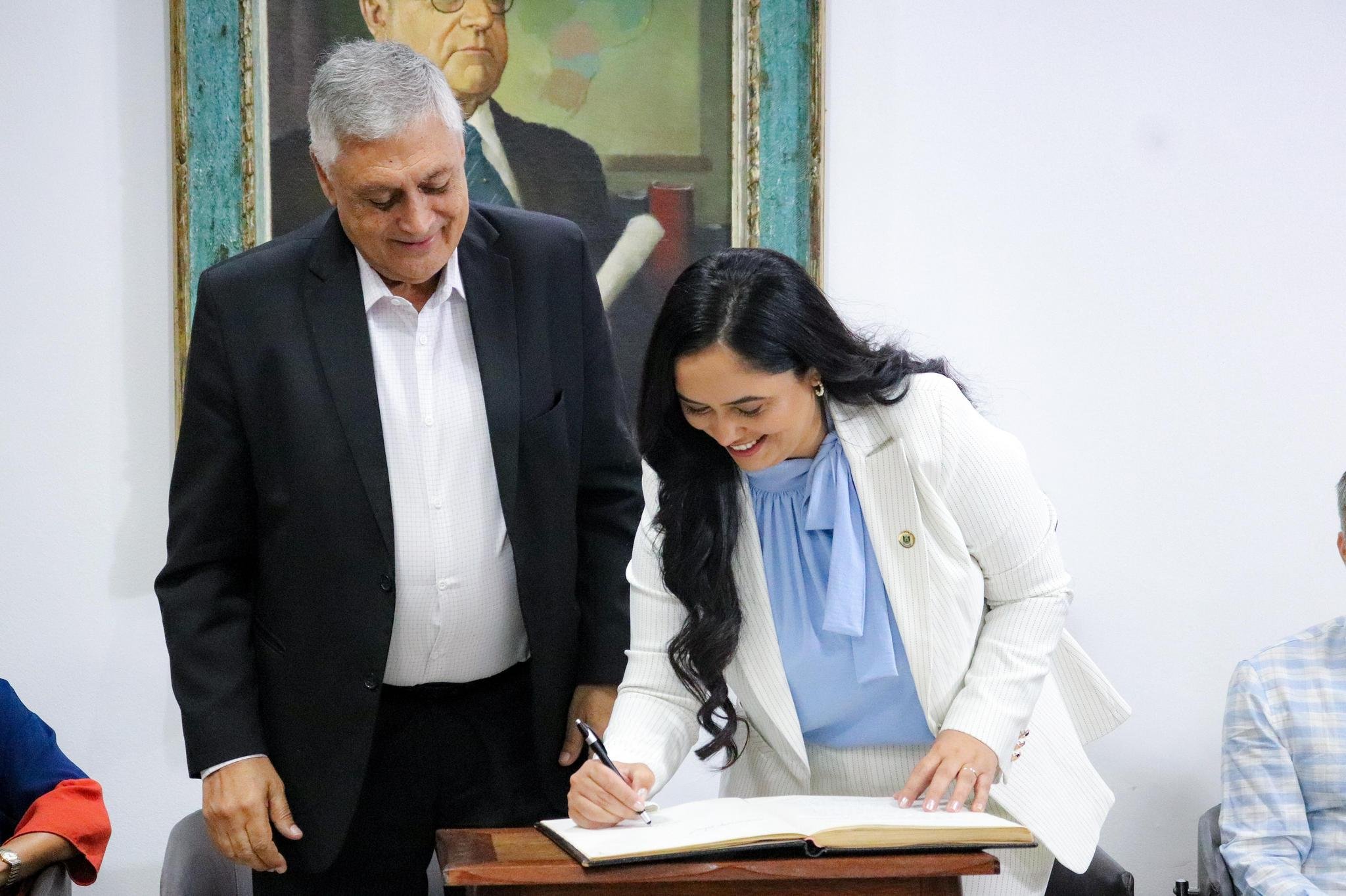 Deputada Eliana Bayer assume presidência da Assembleia até o dia 28 de ...