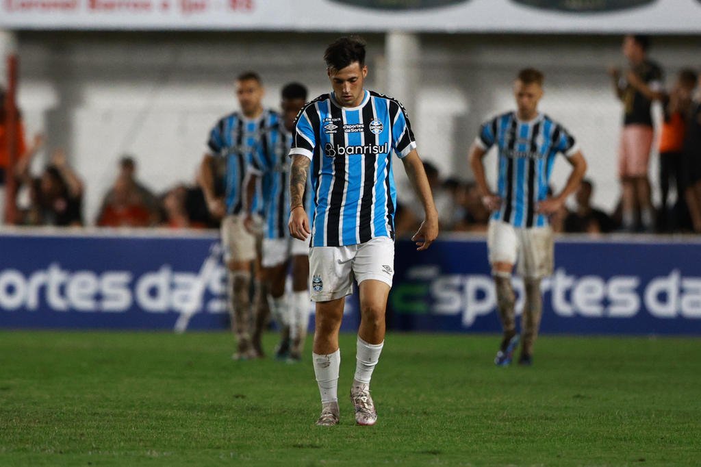 Auxiliar Alexandre Mendes comenta uso de time alternativo do Grêmio em ...