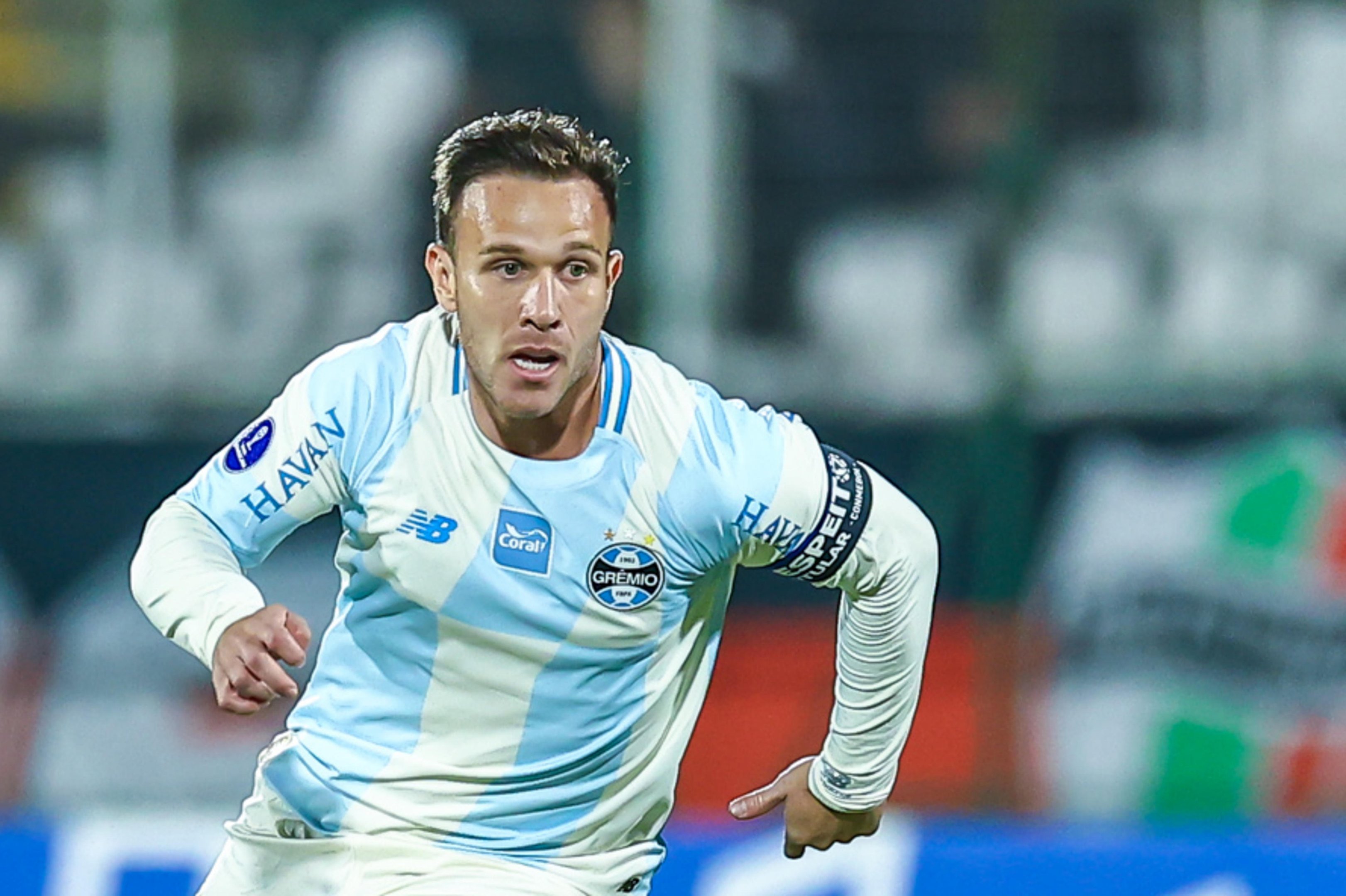 Arthur tem lesão muscular e vira desfalque do Grêmio; confira o tempo ...
