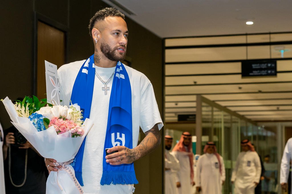 VÍDEO: Neymar desembarca na Arábia Saudita e será apresentado neste ...