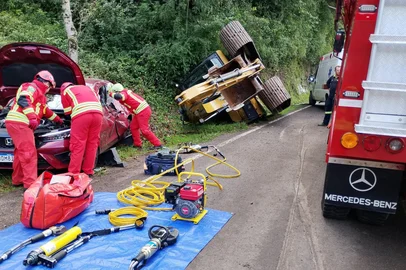 Máquina se desprende de caminhão e atinge carro na BR-116, em Picada ...