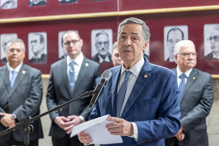 Em entrevista ao New York Times, Barroso diz que STF "defende ...