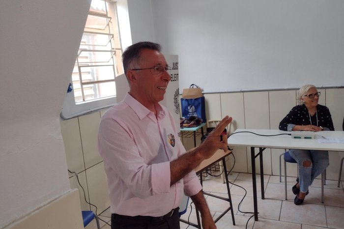 Com perfis políticos opostos, como Valdeci Oliveira (PT) e Rodrigo ...