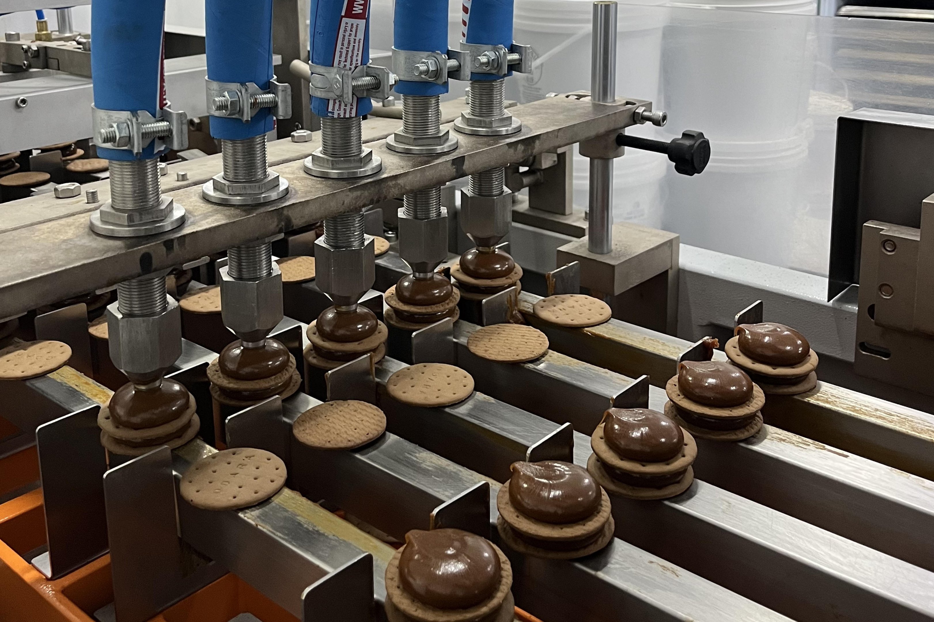 Fábrica de alfajores salva por clientes conclui conserto de danos da ...