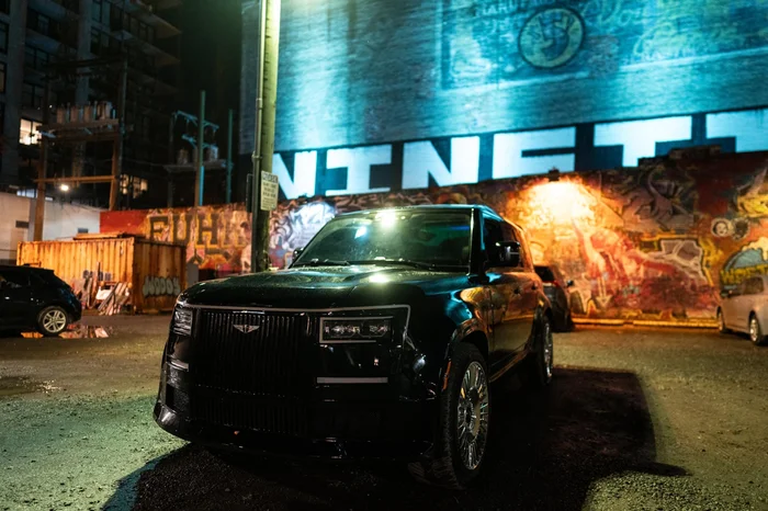 Filme Confinado, com Bill Skarsgård, se passa quase todo dentro de um ...