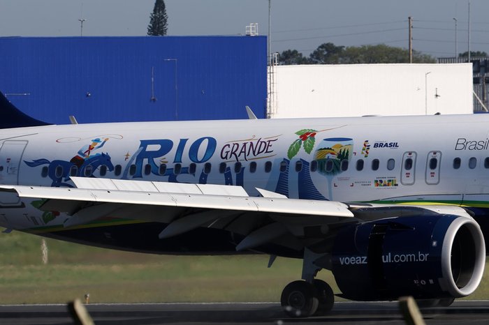 Primeiro avião comercial a tocar pista do aeroporto Salgado Filho teve ...