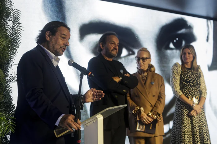 Ione Pacheco Sirotsky recebe homenagem do Colégio Israelita em Porto ...