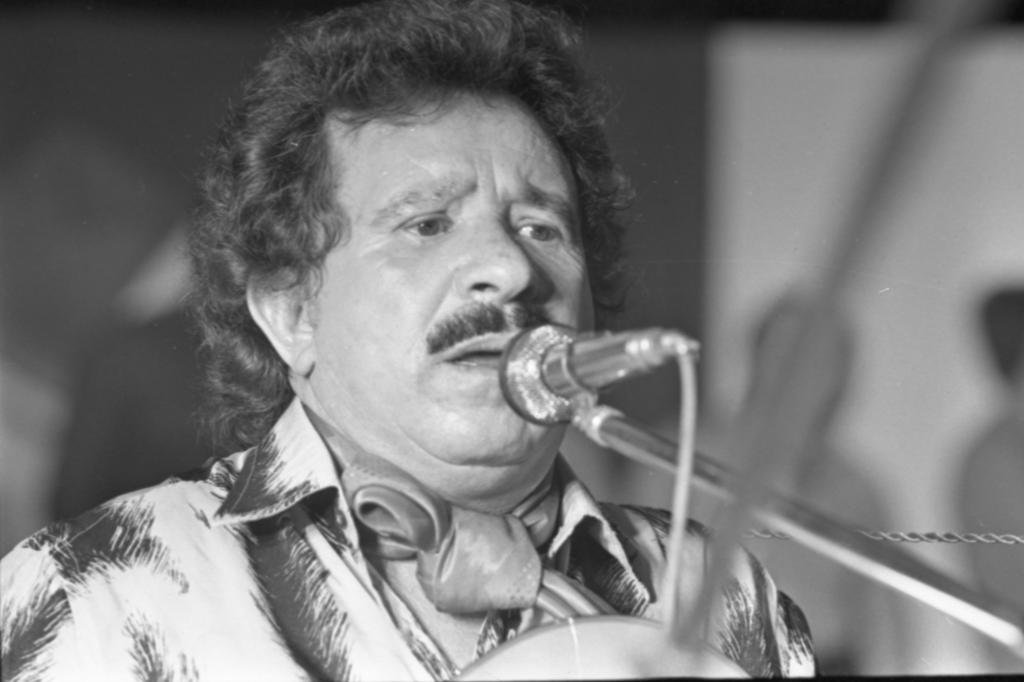 De menino de rua a astro da música, Teixeirinha completaria 96 anos ...