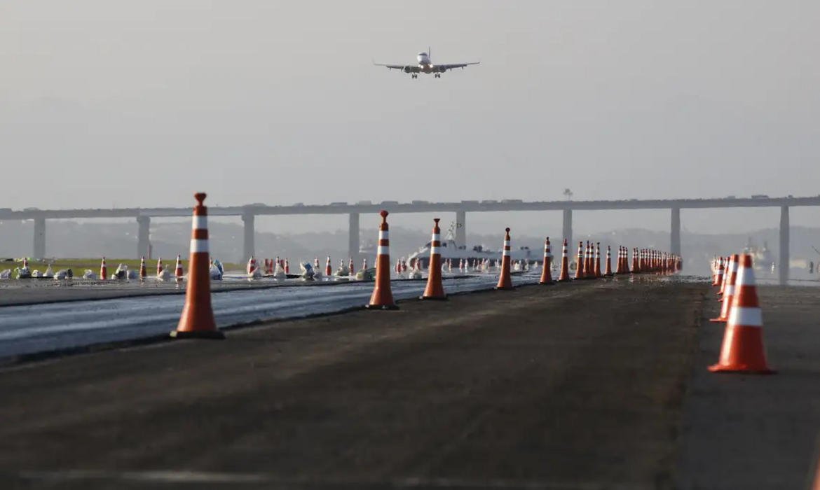 Aeroporto Santos Dumont, no Rio, é fechado por vazamento de óleo na ...