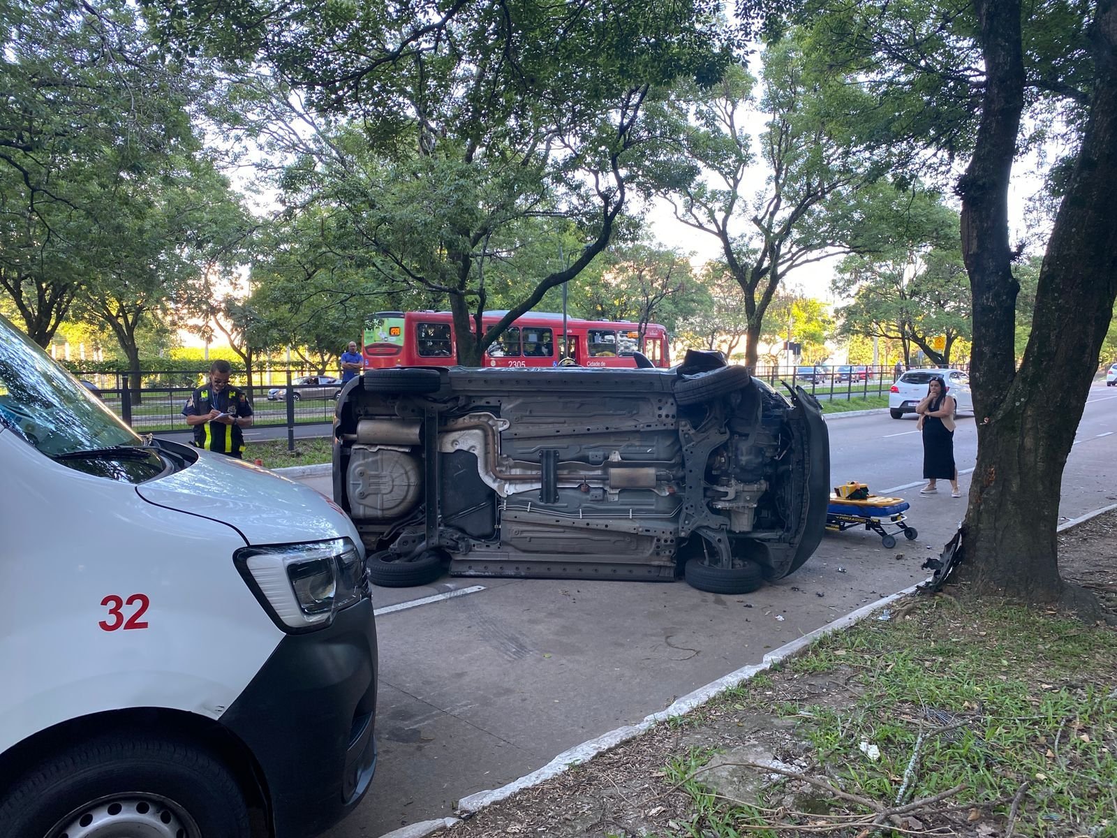 Carro tomba na Avenida Érico Veríssimo, em Porto Alegre | GZH