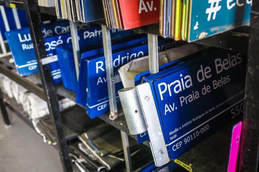 Porto Alegre atinge marca de 64,2 mil novas placas de ruas instaladas ...