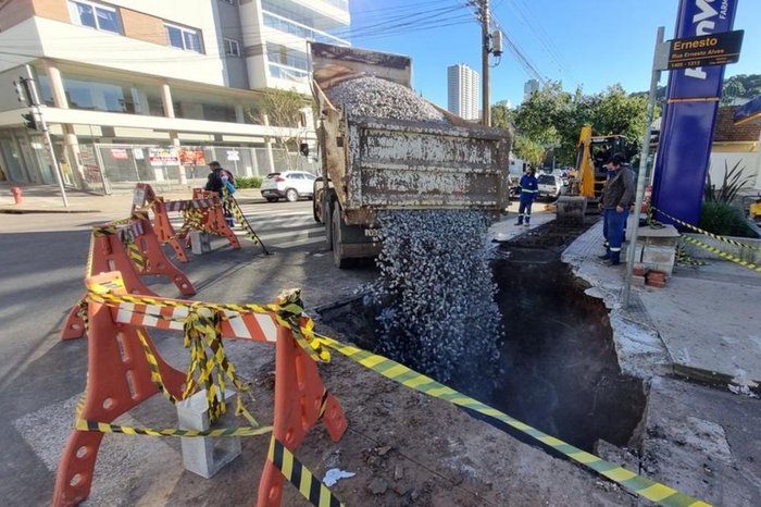 Rua Ernesto Alves, no centro de Caxias, é bloqueada parcialmente nesta ...