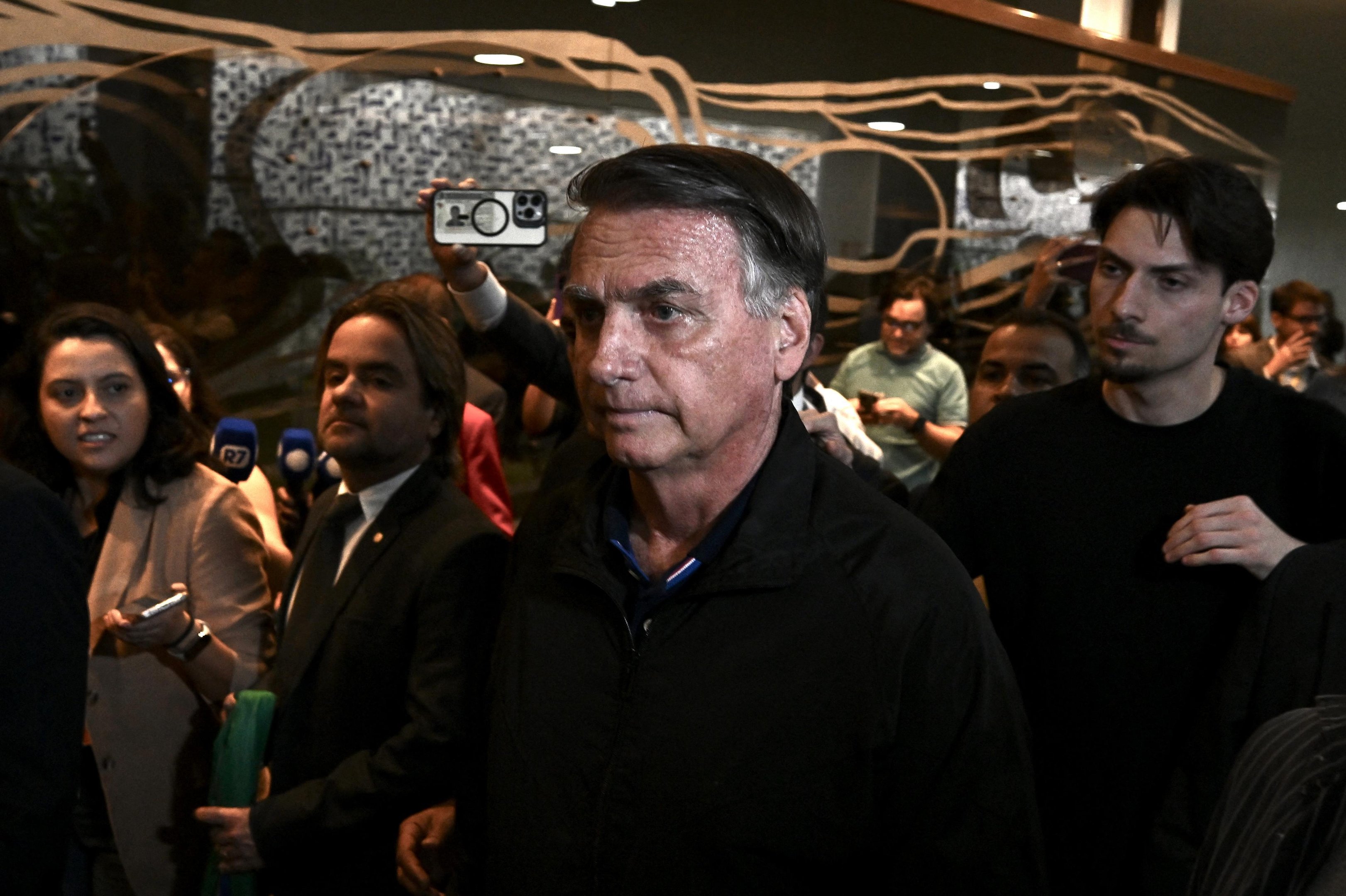 PF abre novo inquérito contra Bolsonaro por associar Lula ao ex-ditador ...