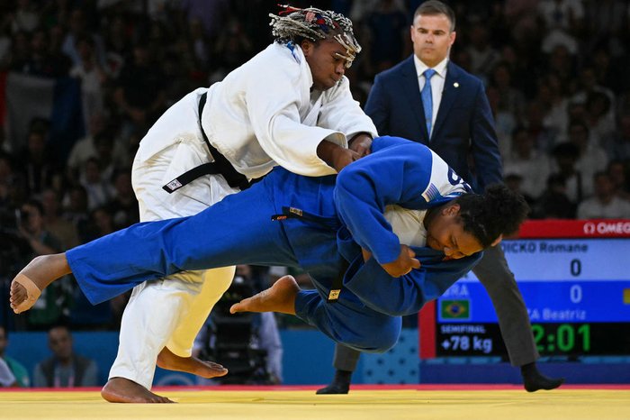 Beatriz Souza supera número 1 do ranking e vai disputar o ouro na final ...