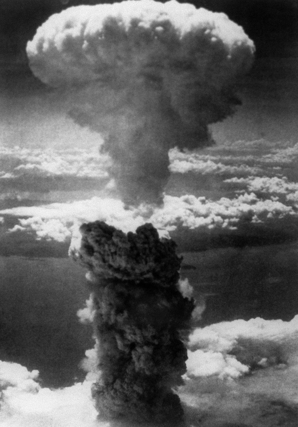 O que foi o projeto Manhattan e qual sua relação com as bombas atômicas ...