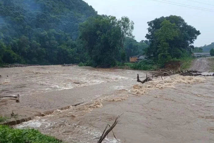 Chuva derruba pontes construídas após a enchente de 2024 e deixa ...