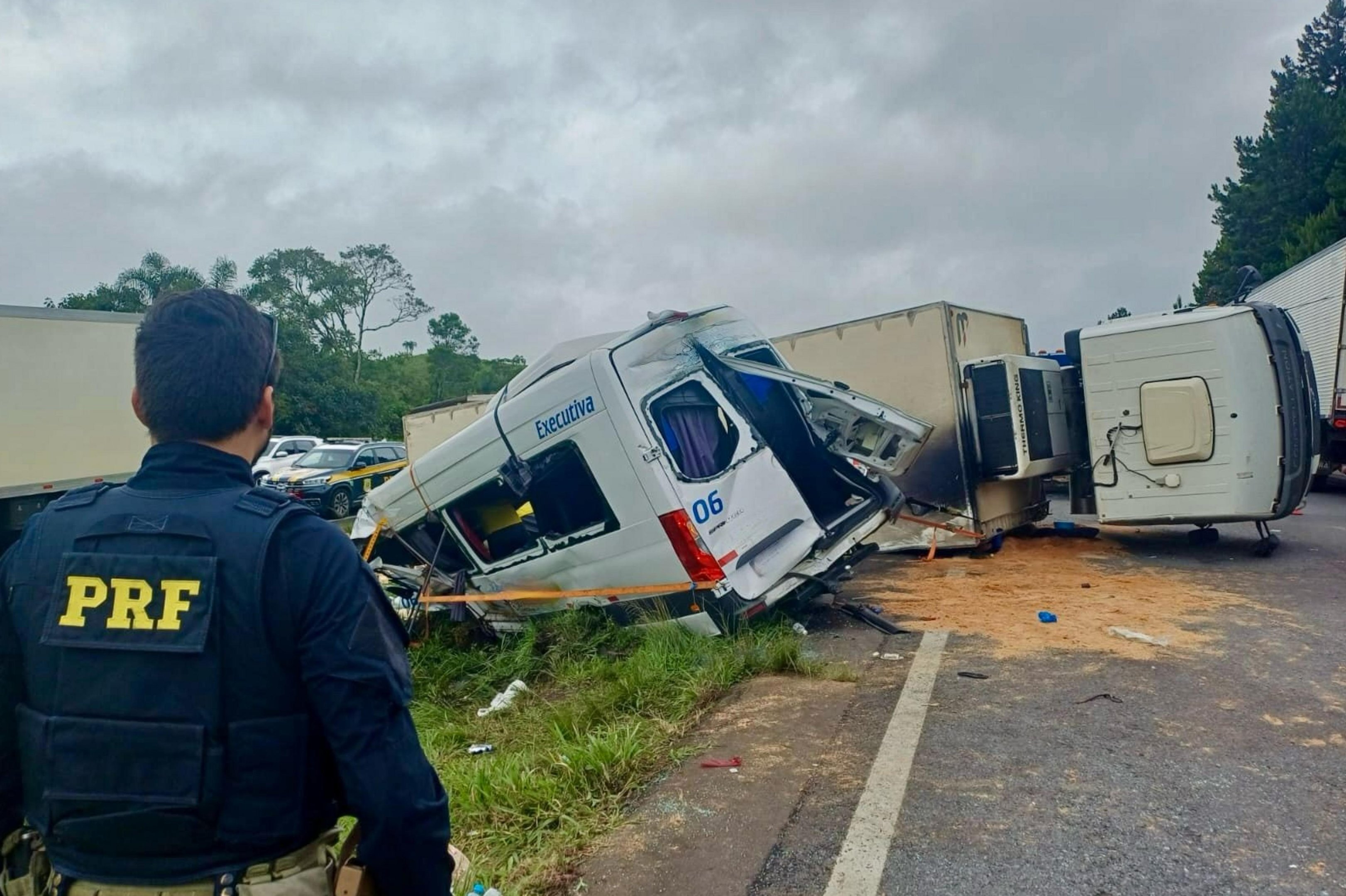 Carreta tomba sobre van e deixa ao menos seis pessoas mortas no Paraná ...