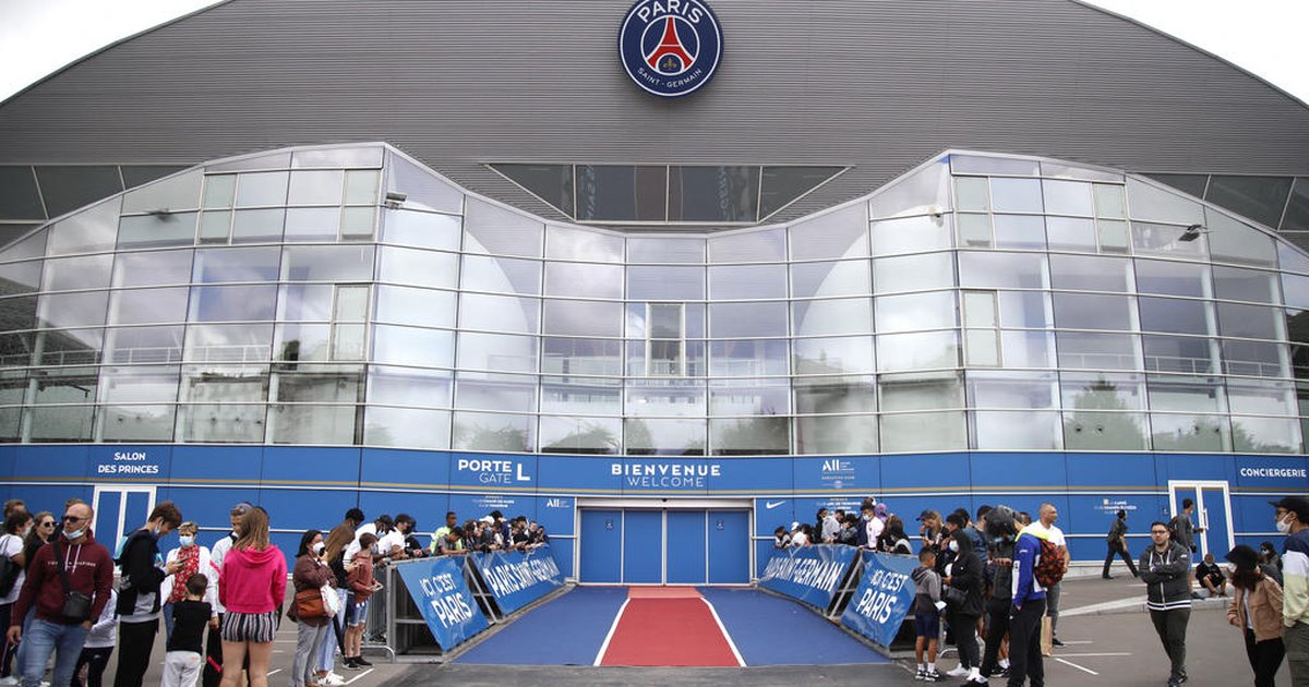 Torcedores do PSG se reúnem para aguardar uma possível chegada de Messi ... Torcedores do PSG se reúnem para aguardar uma possível chegada de Messi ...